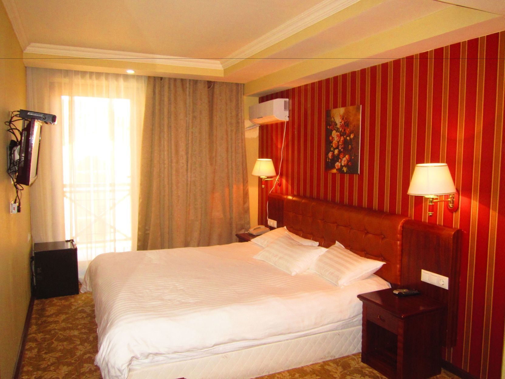 Minibar, cofre no quarto, secretária, ferro/tábua de engomar 