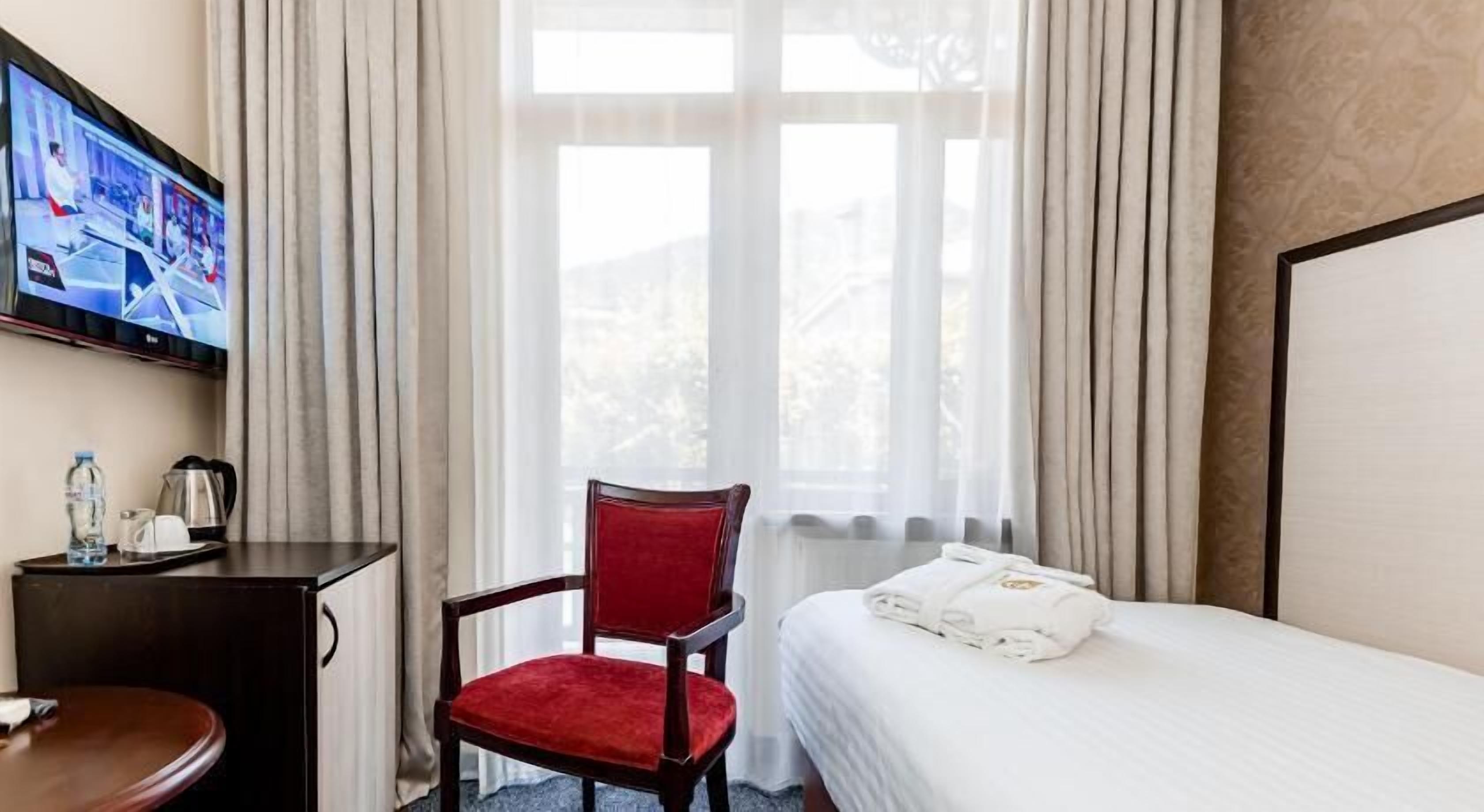 Minibar, cofre no quarto, secretária, ferro/tábua de engomar 