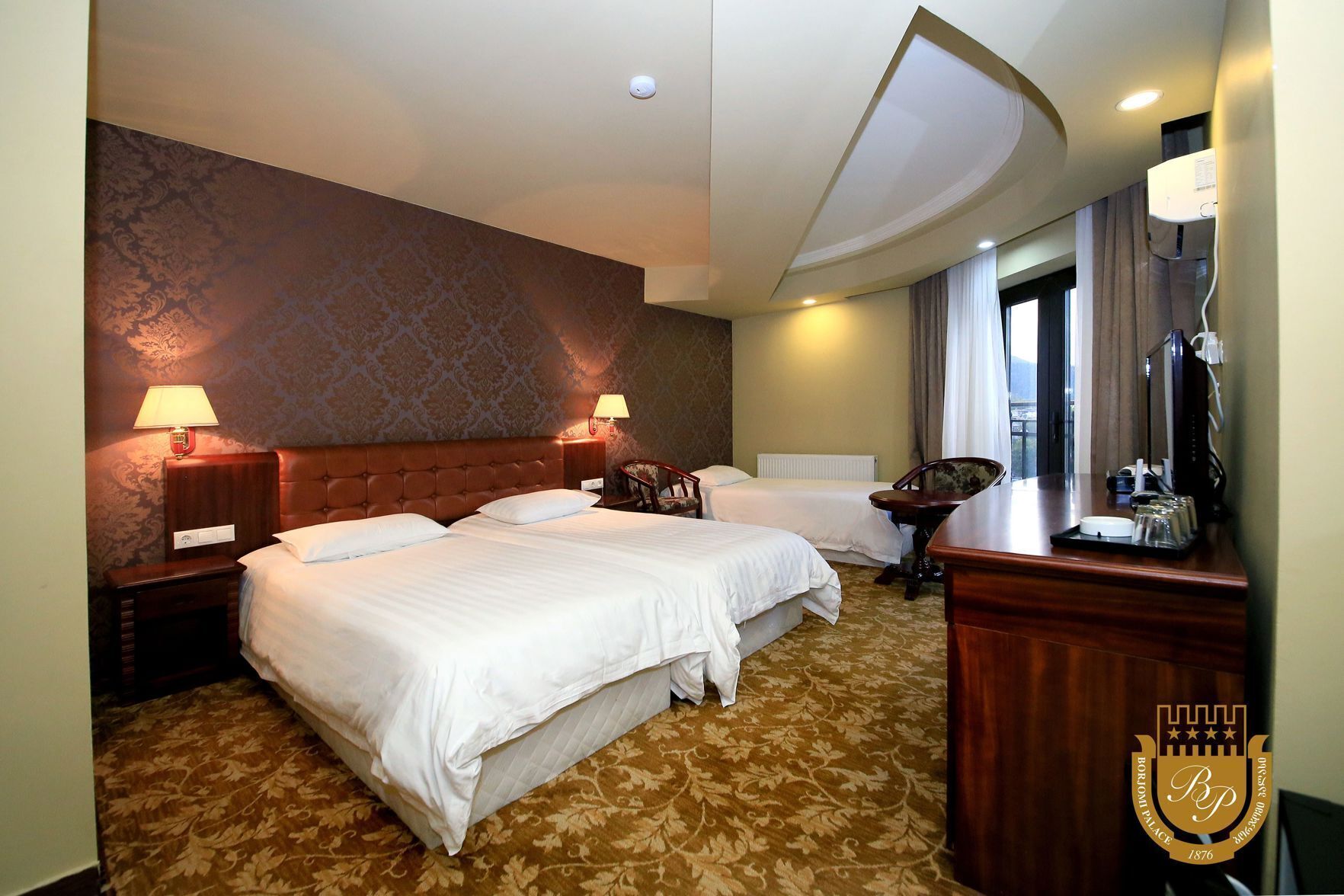 Minibar, cofre no quarto, secretária, ferro/tábua de engomar 