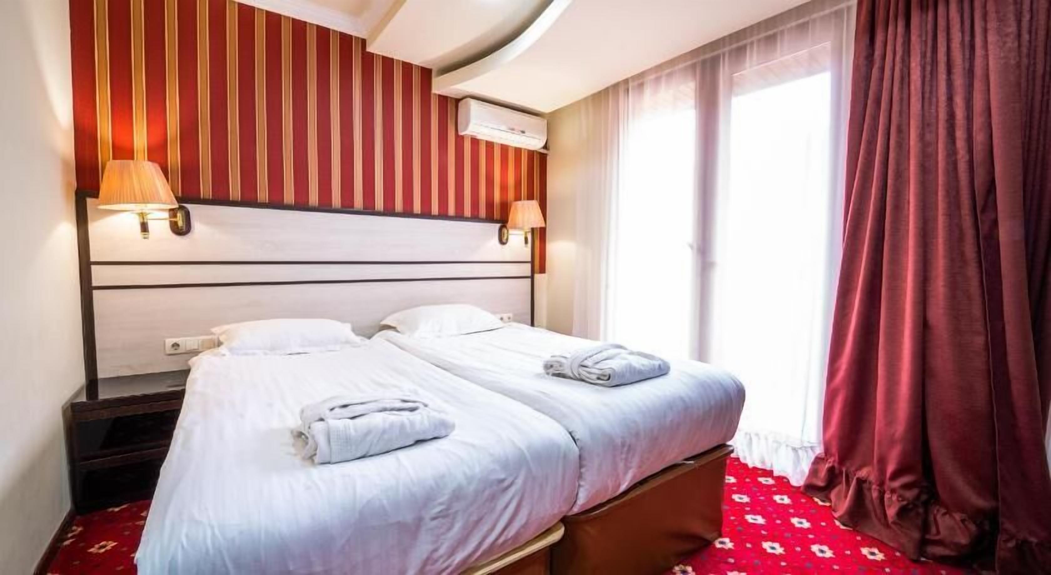 Minibar, cofre no quarto, secretária, ferro/tábua de engomar 