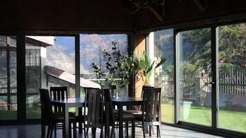 2 restaurantes, café da manhã, culinária regional