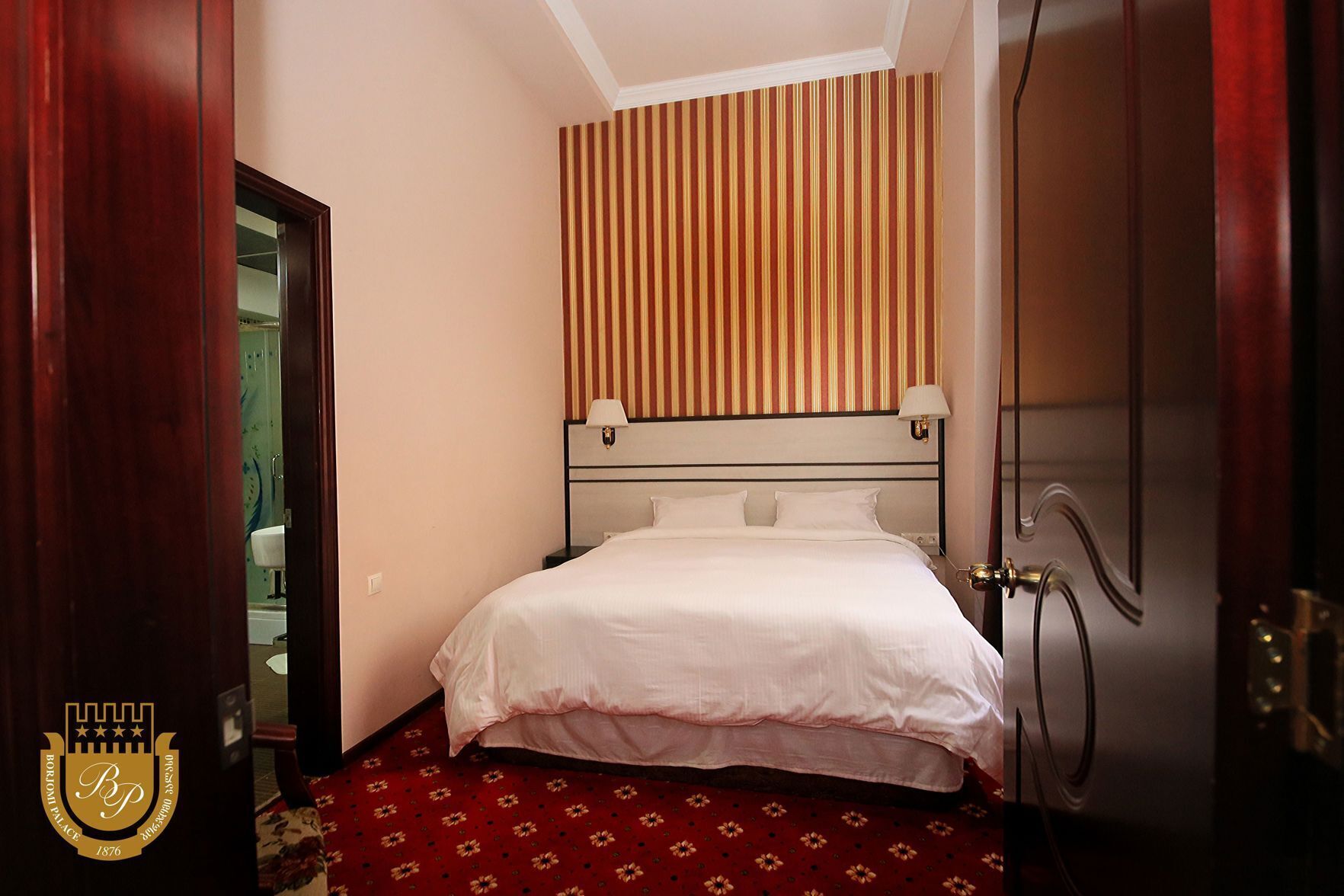 Minibar, cofre no quarto, secretária, ferro/tábua de engomar 