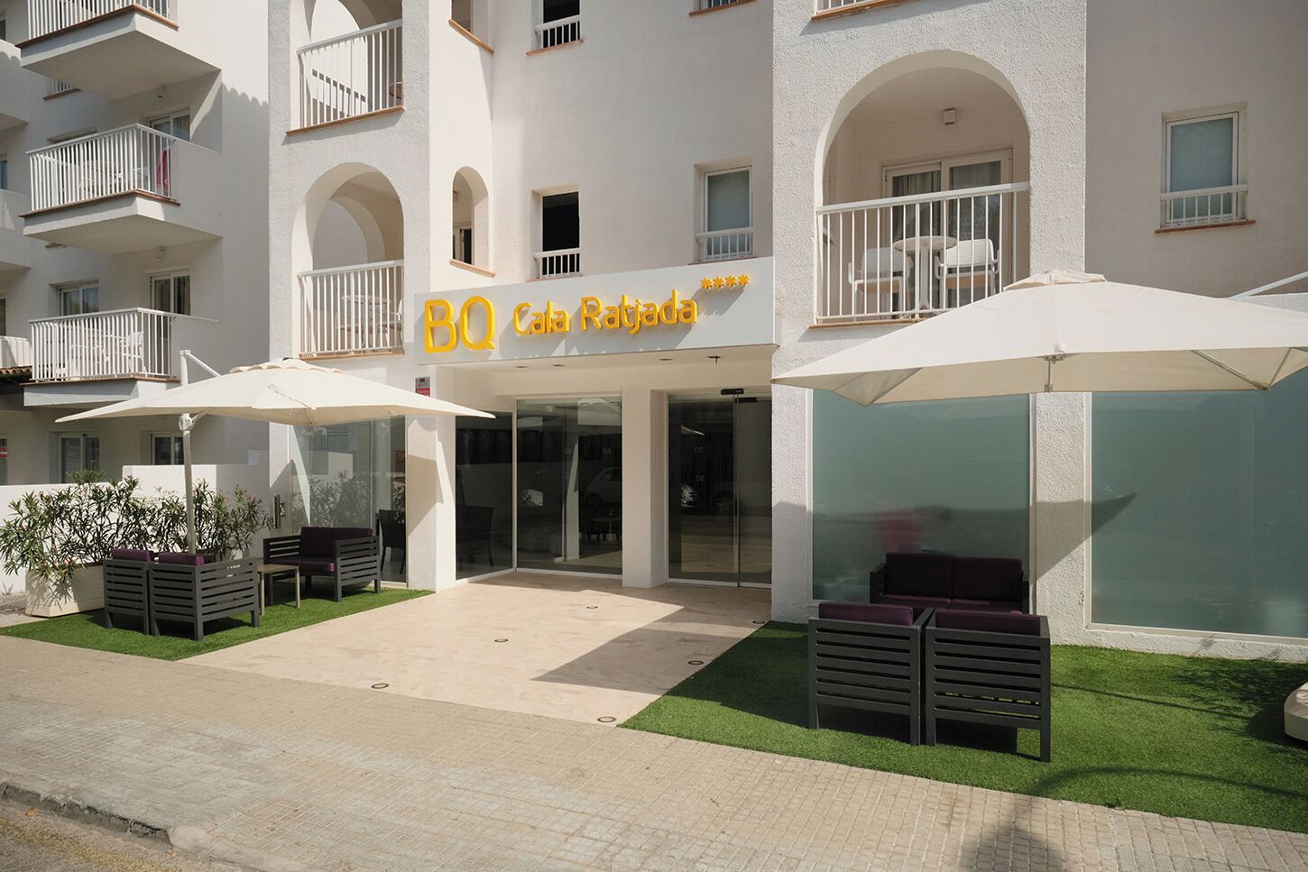 Hotel 'BO Cala Ronda' com área de estar ao ar livre e entrada acessível.