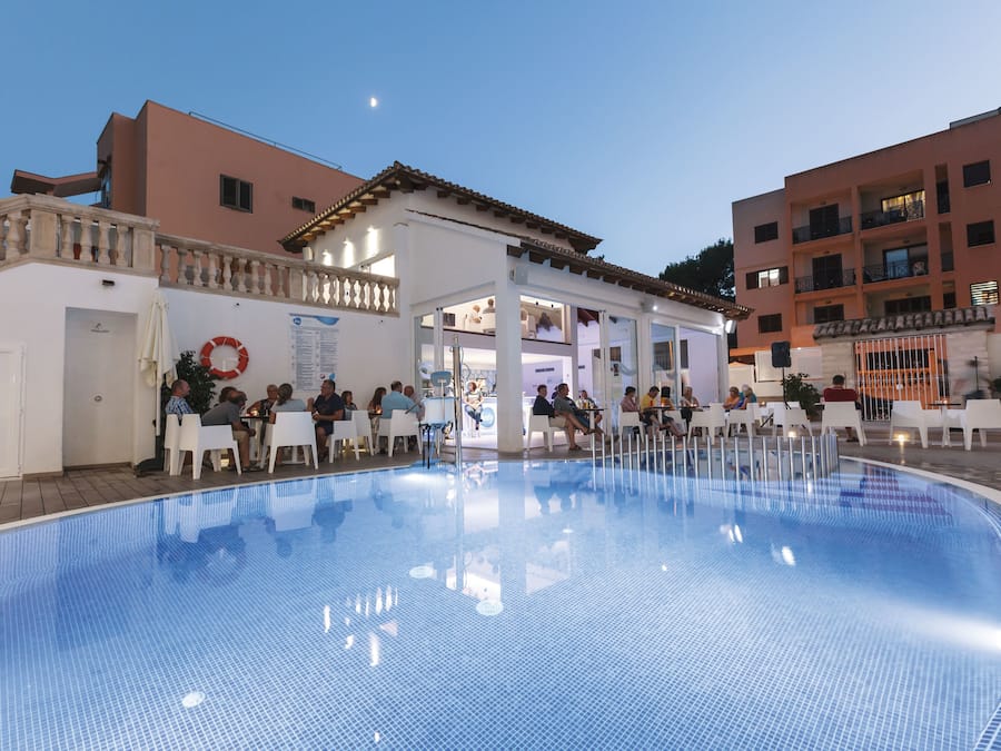 Piscina exterior, guarda-sóis, espreguiçadeiras