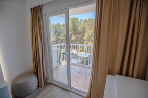 Quarto casal, sacada | Frigobar, escrivaninha, cortinas blackout, Wi-Fi de cortesia