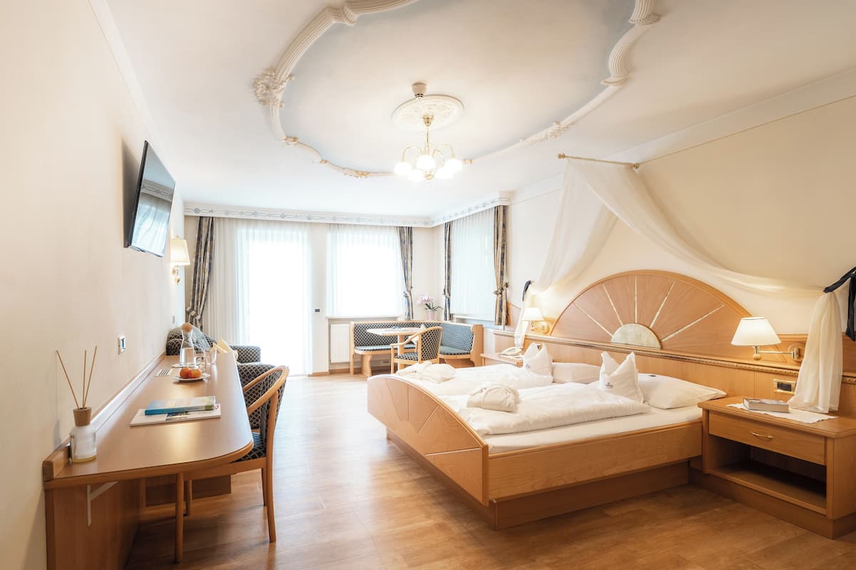 Quarto júnior | Roupas de cama premium, frigobar, cofres nos quartos, escrivaninha