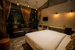 Estúdio, vista para a piscina | Cofre no quarto, secretária, quartos insonorizados, Wi-fi grátis 