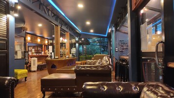 Pequenos-almoços, almoços, jantares servidos, cozinha tailandesa 