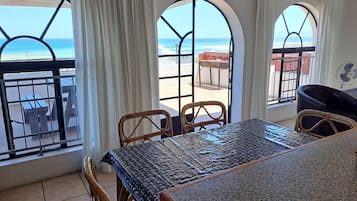 Apartamento conforto, 2 quartos, para não fumantes, vista para o oceano | 1 quarto, ferros/tábuas de passar roupa, Wi-Fi de cortesia