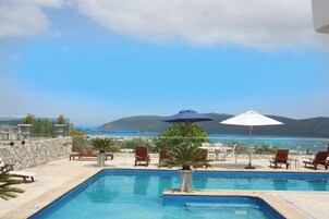 Piscina exterior, guarda-sóis, espreguiçadeiras 