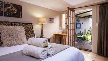 Quarto Duplo Económico | 1 quarto, minibar, cofre no quarto, secretária