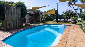 Piscina exterior, espreguiçadeiras