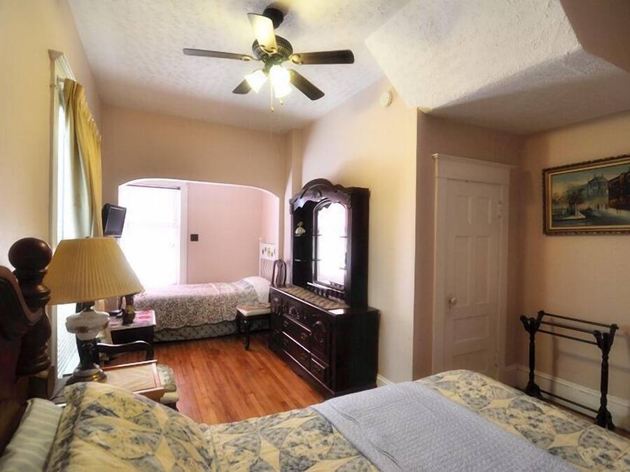 Quarto, casa de banho privativa (1 queen bed and 1 single bed ) | Roupa de alta qualidade, secretária