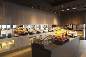Pequeno-almoço tipo buffet diário mediante uma taxa