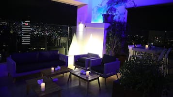 Este bar no lobby do hotel