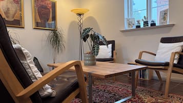 Quarto Standard, 1 cama de casal, não fumadores | Sala de estar | TV de ecrã plano