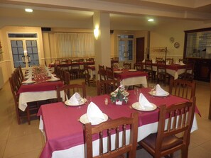 Pequenos-almoços, almoços, jantares servidos, cozinha espanhola 