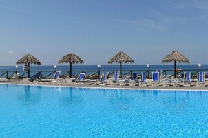 Piscina exterior, uma piscina no terraço, guarda-sóis, espreguiçadeiras