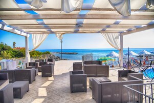 Bar junto à piscina