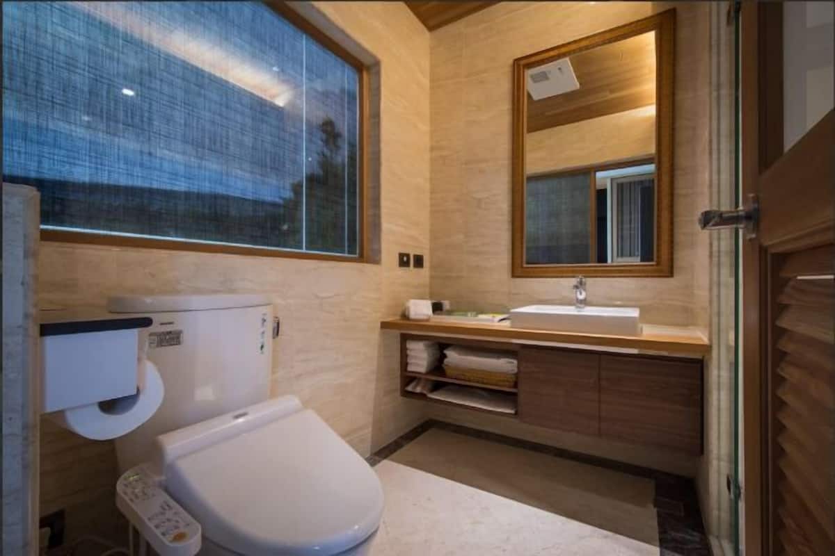 Casa de banho | Um polibã, um secador de cabelo, chinelos, um bidé