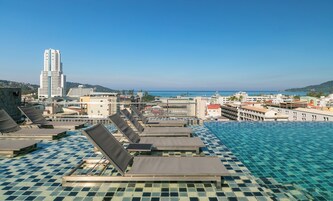 Piscina exterior, espreguiçadeiras 