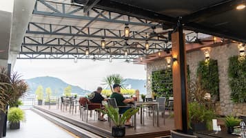 Café da manhã, almoço e jantar; culinária internacional