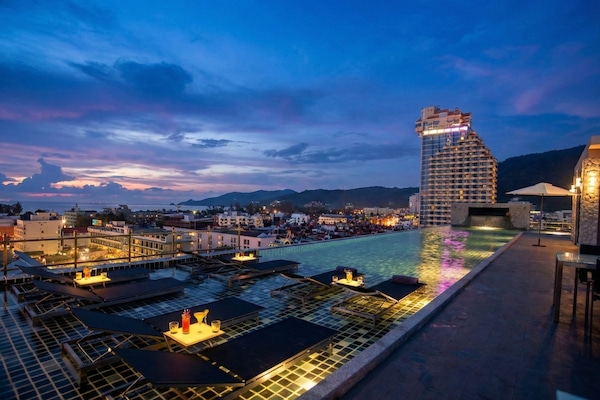 Piscina exterior, espreguiçadeiras