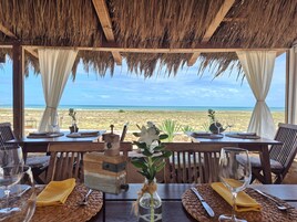 Pequenos-almoços, almoços, jantares servidos, com vista para o oceano 