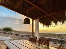 Pequenos-almoços, almoços, jantares servidos, com vista para o oceano 