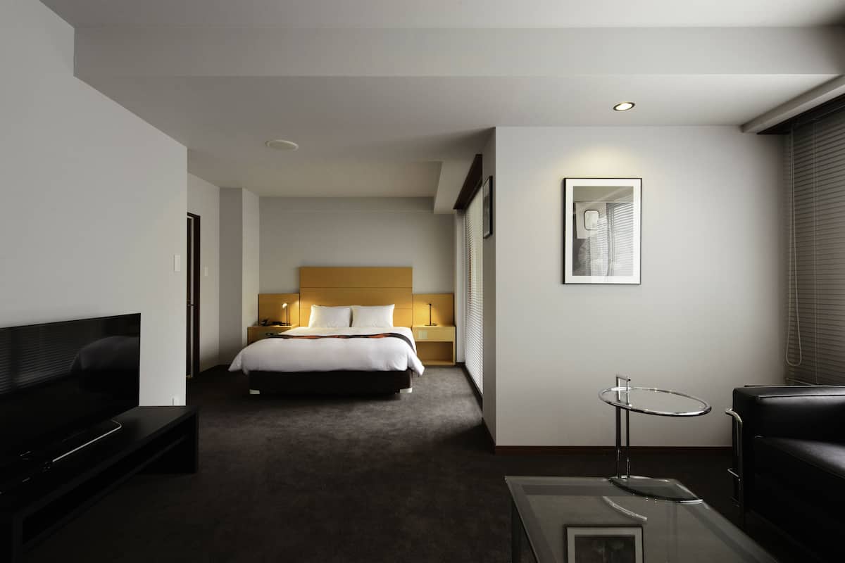 Quarto casal luxo, para não fumantes, vista para a cidade (FIFTY) | Cofres nos quartos, escrivaninha, ferros/tábuas de passar roupa
