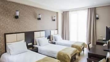 Quarto triplo standard | Frigobar, cofres nos quartos, escrivaninha