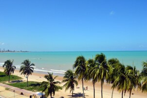 Na praia, toalhas de praia