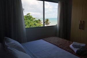 Frigobar, escrivaninha, Wi-Fi de cortesia, roupa de cama