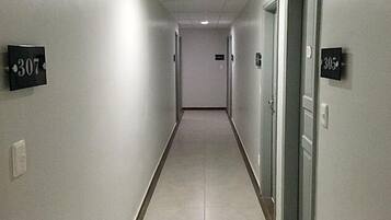 Corredor com portas numeradas 307 e 305.
