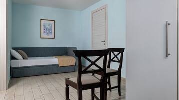 Minibar, cofre no quarto, secretária, cortinas/cortinados opacos