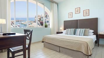 Quarto Quádruplo Deluxe | Minibar, cofre no quarto, secretária, cortinas/cortinados opacos