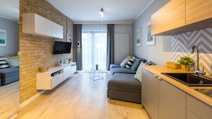 Um apartamento moderno com cozinha, sala de estar e espaço para refeições.