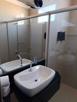 Apartamento Standard Duplo (King Size) | Banheiro | Chuveiro, secador de cabelo, toalhas de banho