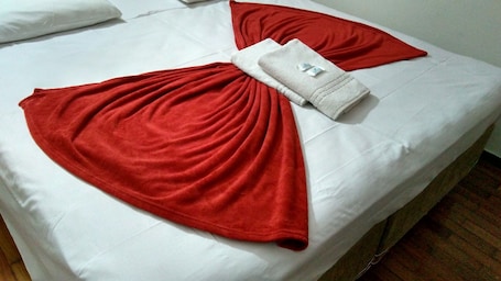 Minibar, secretária, cortinas/cortinados opacos, Wi-fi grátis . Aurora Hotel