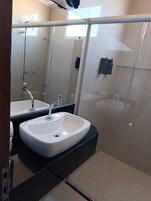 Apartamento Standard Duplo (King Size) | Frigobar, escrivaninha, cortinas blackout, Wi-Fi de cortesia
