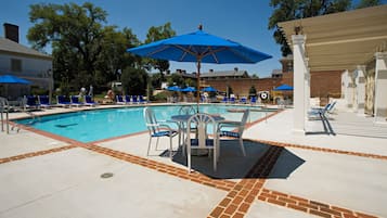 Piscina interna, 3 piscinas externas, guarda-sóis, espreguiçadeiras