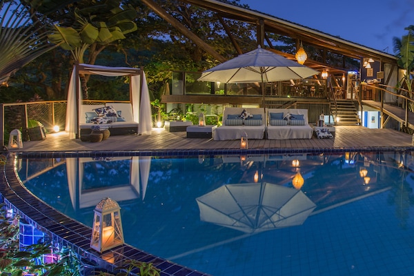 Piscina exterior, guarda-sóis, espreguiçadeiras