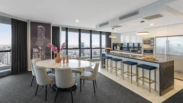 Penthouse, 3 quartos (Parkland) | Cozinha privada | Um frigorífico/congelador grande, um micro-ondas, uma placa de cozinha