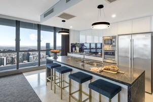 Cobertura, 3 quartos (Parkland) | Cozinha privada | Geladeira grande, micro-ondas, cooktop, lava-louças