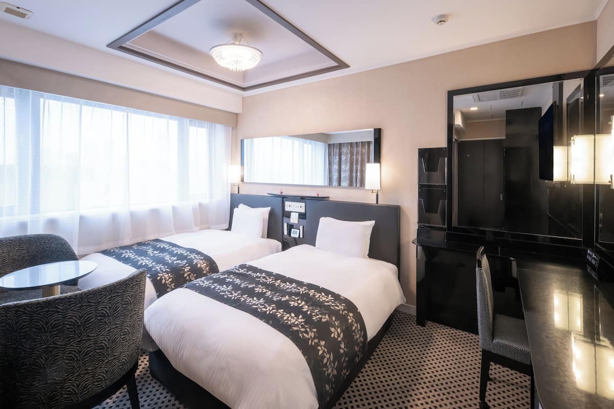 Quarto duplo luxo, 2 quartos | Roupas de cama premium, edredons de pluma, escrivaninha