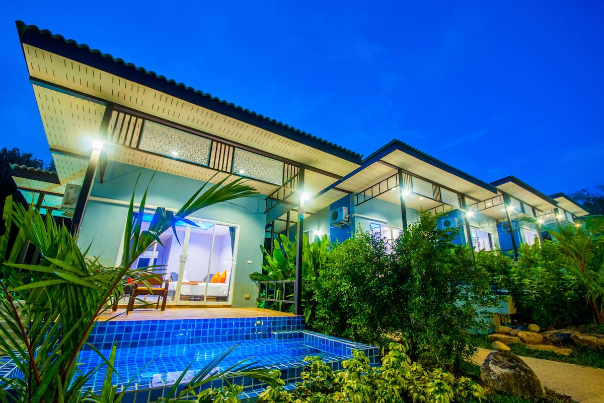Uma casa moderna com piscina, janelas amplas e um jardim bem cuidado.