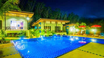 Estúdio, varanda, vista para a piscina | Frigobar, cofres nos quartos, individualmente decorados