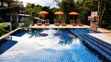 Piscina exterior, espreguiçadeiras