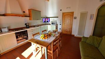 Apartamento, 1 quarto | Sala de estar | TV de ecrã plano