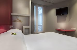 Quarto casal clássico, vista para o pátio | Cofres nos quartos, escrivaninha, ferros/tábuas de passar roupa